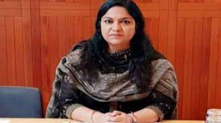 Jharkhand: गिरफ्तारी के एक दिन बाद खनन सचिव के पद से IAS अधिकारी पूजा ...