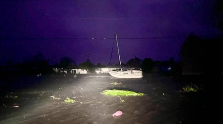 Cyclone Ian Updates: झील में समाया शहर, अस्पताल के ICU की उड़ी छत ...