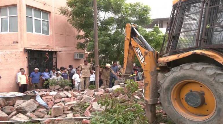 Noida Wall Collapse: नोएडा सेक्टर 21 में बाउंड्री वॉल गिरने से बड़ा ...