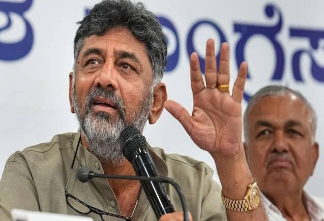 VIDEO: कर्नाटक कांग्रेस प्रमुख डीके शिवकुमार ने लोगों पर उड़ाए 500-500 ...