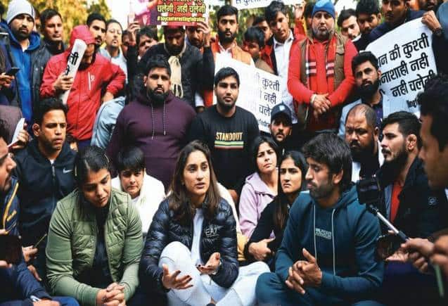 Wrestlers vs WFI Protest: खेल मंत्री अनुराग ठाकुर से मिलने उनके घर ...