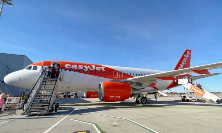 EasyJet ने जबरदस्ती 19 यात्रियों को प्लेन से उतारा, भार बढ़ने से टेक ऑफ ...