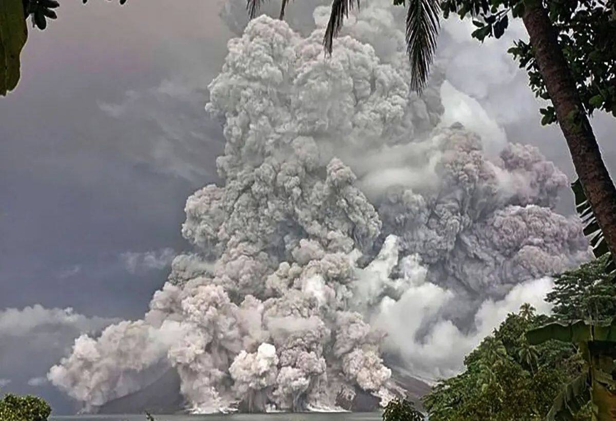 Indonesia Volcanic Eruption: इंडोनेशिया में ज्वालामुखी विस्फोट, मलेशिया ...