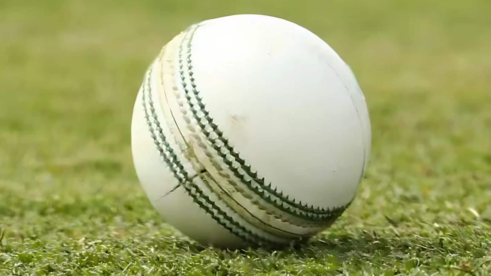 IPL 2025: क्या है टू बॉल रूल? ओस को असर को कम करने के लिए बनाया गया ये ...