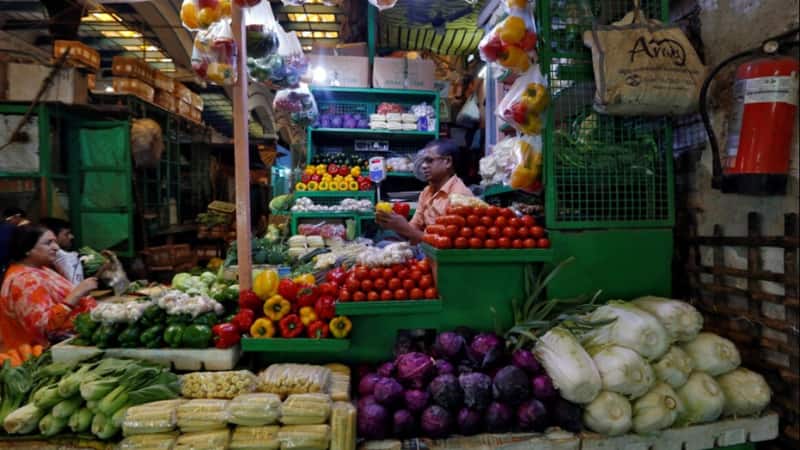 Vegetable Prices: सब्जियों के बढ़ते दामों से रसोई पर बढ़ा बोझ, बारिश और ...