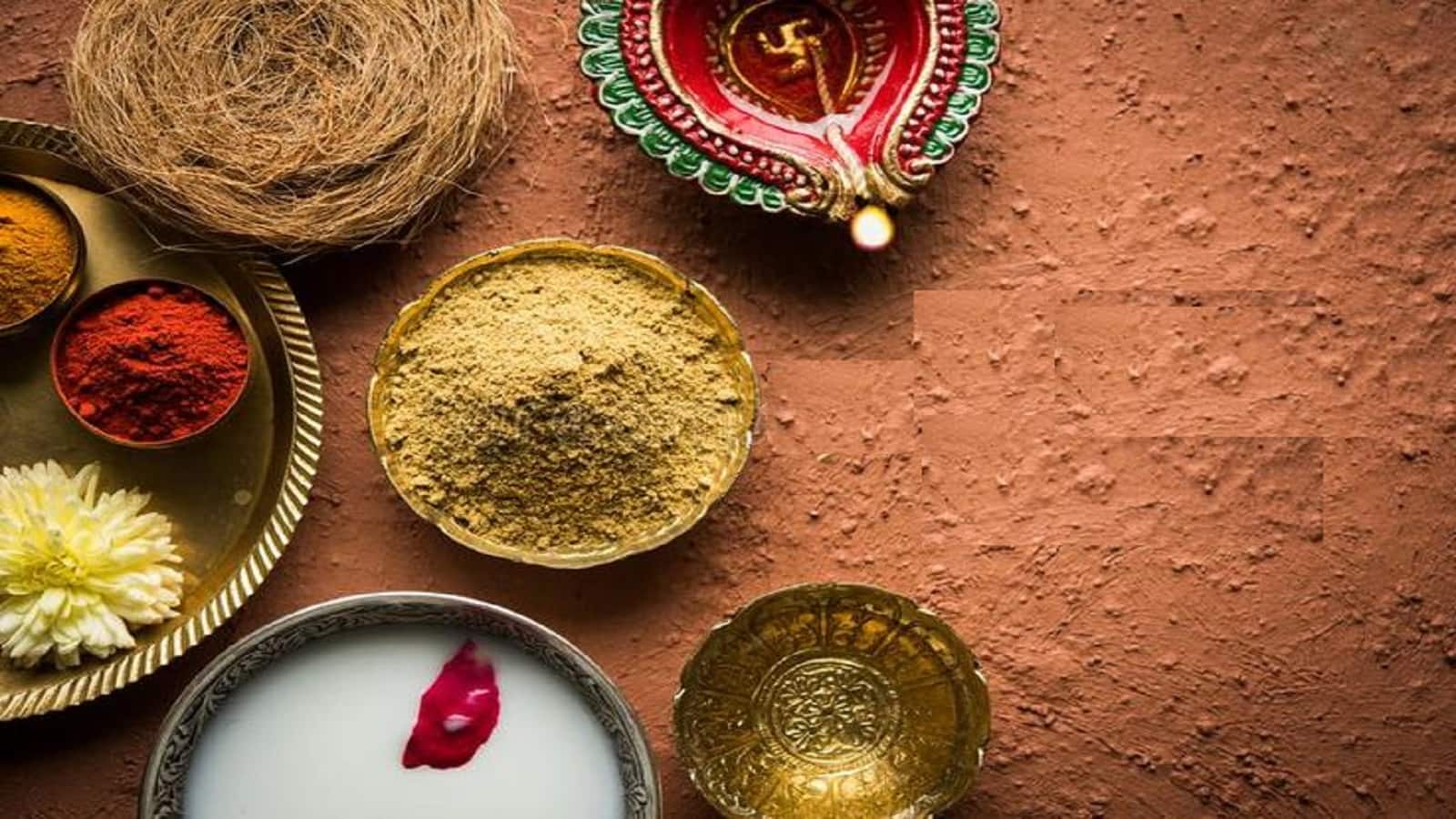 Narak Chaturdashi 2025: छोटी दिवाली पर अभ्यंग स्नान का है विशेष महत्व ...