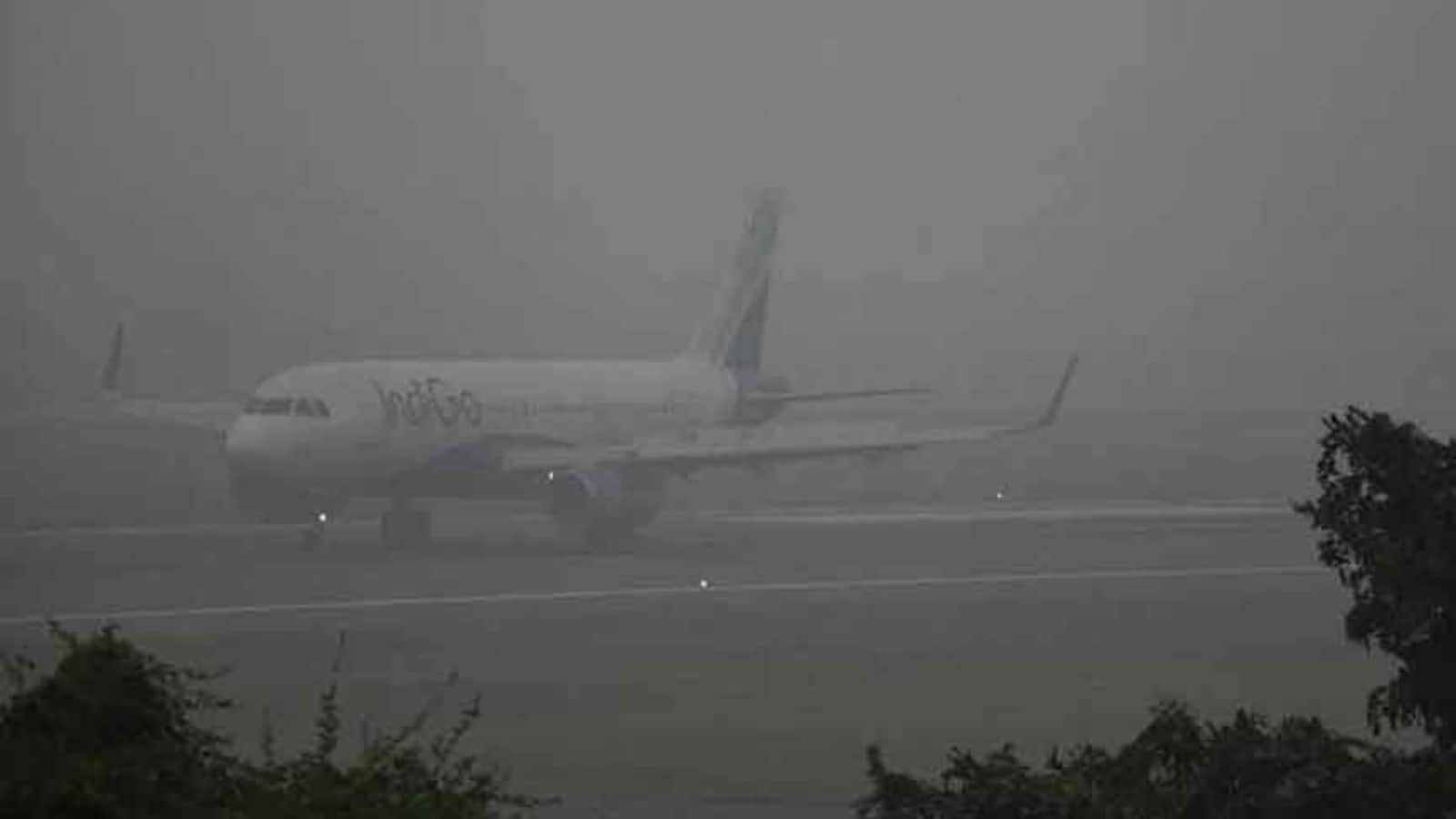 दिल्ली-NCR समेत उत्तर भारत में घना कोहरा...विजिबिलिटी जीरो, फ्लाइट्स पर ...