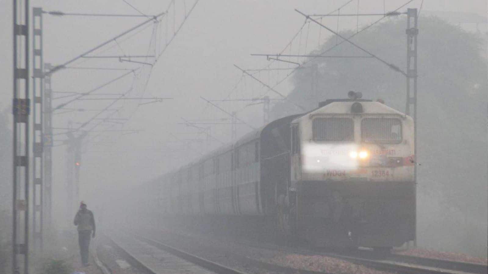 Indian Railways: उत्तर भारत में घना कोहरा, 110 ट्रेनें लेट, यात्रियों ...