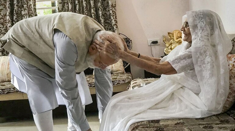 Before casting vote PM Narendra Modi meets mom; gets shawl, sweets ...
