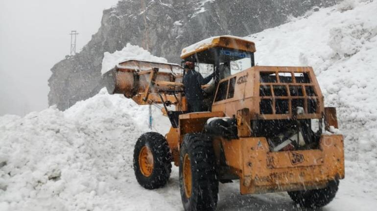 4 national highways, 249 roads closed as snow, rain lash Himachal Pradesh