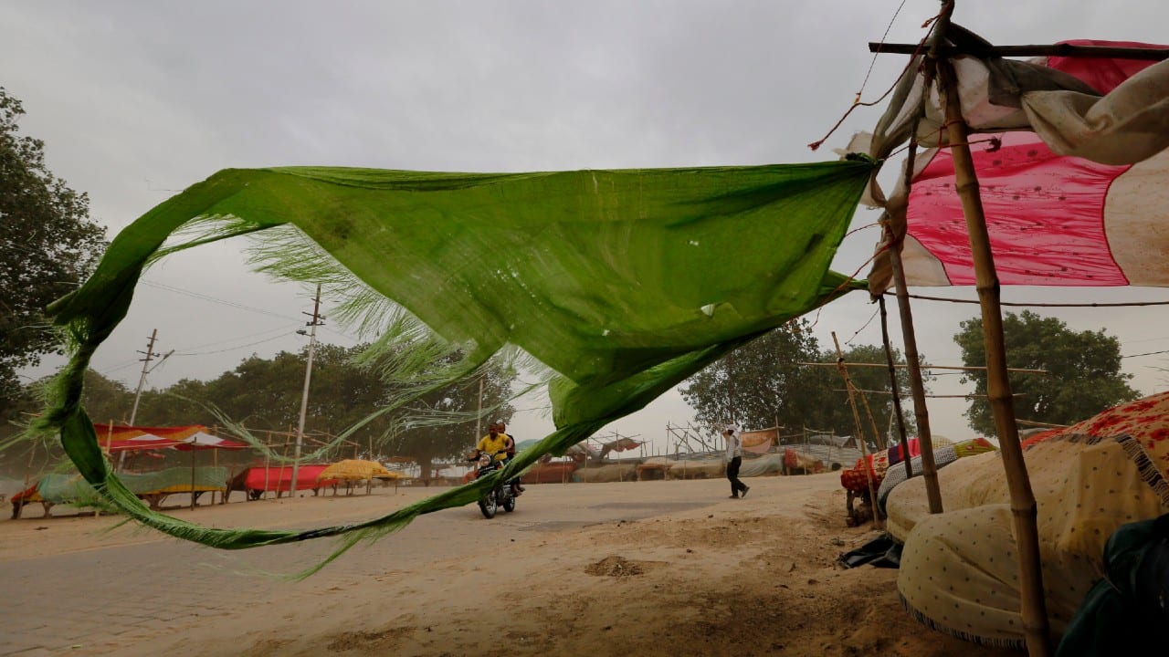 In Pics | Heatwave grips North India, adds to the misery | Moneycontrol ...