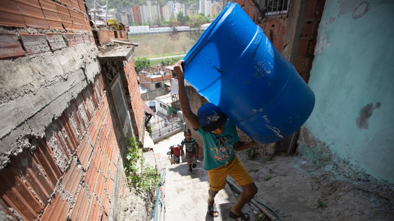 In pics | Venezuelans finds incredible ways to fight against water ...