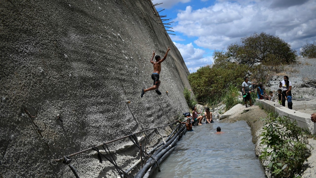 In pics | Venezuelans finds incredible ways to fight against water ...