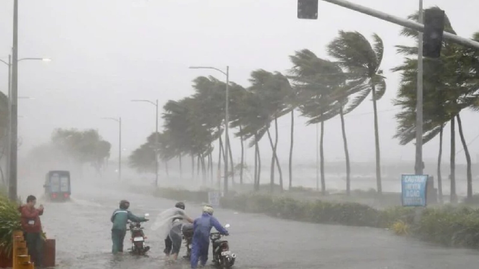 Images Of Cyclone In India 800,000 Evacuated As Powerful Cyclone Hits