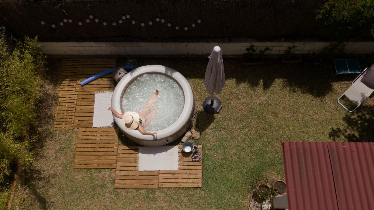 In pics | Portable pool helps escape heat while staying at home in ...