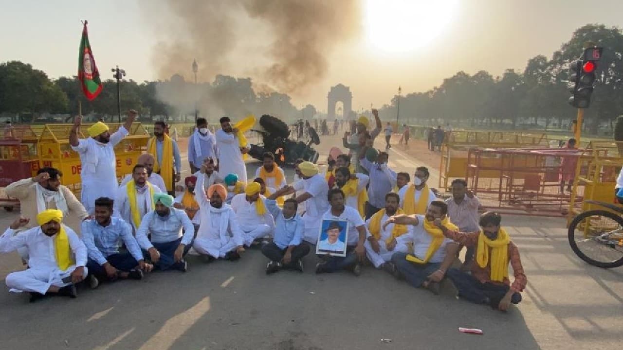 Farm bill protest | Tractor set on fire at India Gate as stir ...