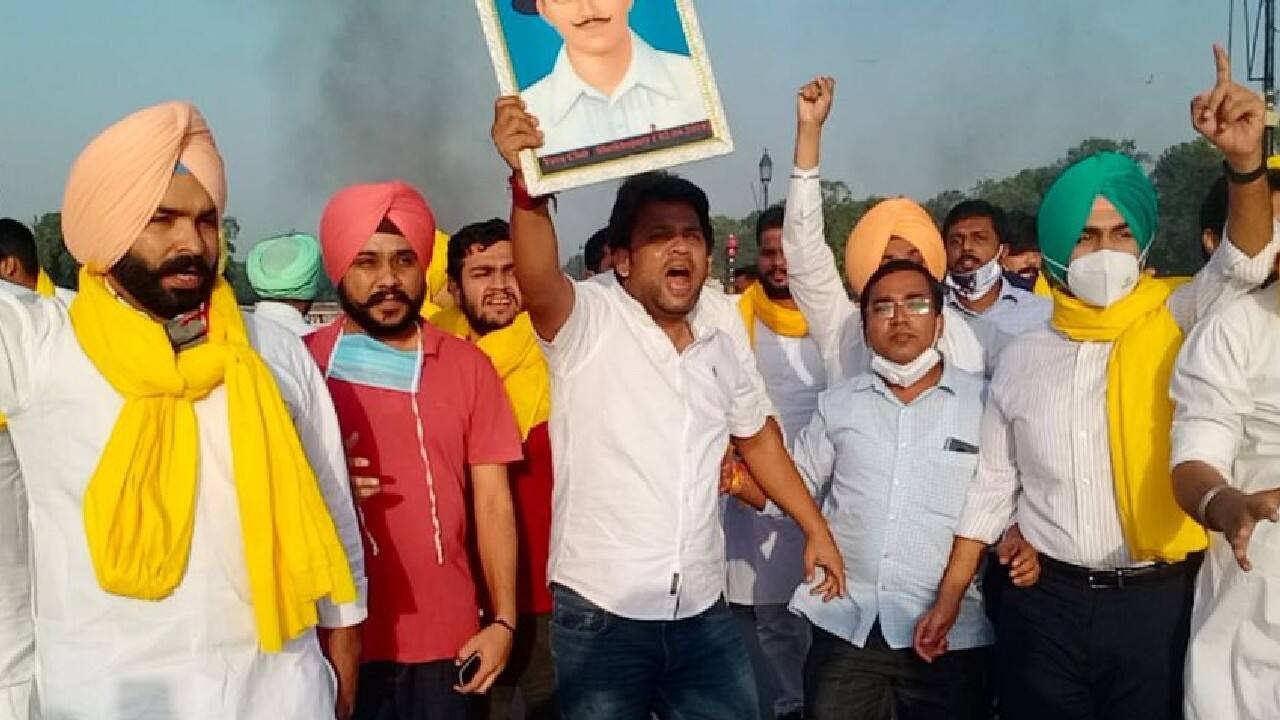 Farm bill protest | Tractor set on fire at India Gate as stir ...