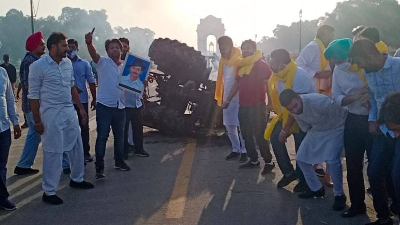 Farm bill protest | Tractor set on fire at India Gate as stir ...
