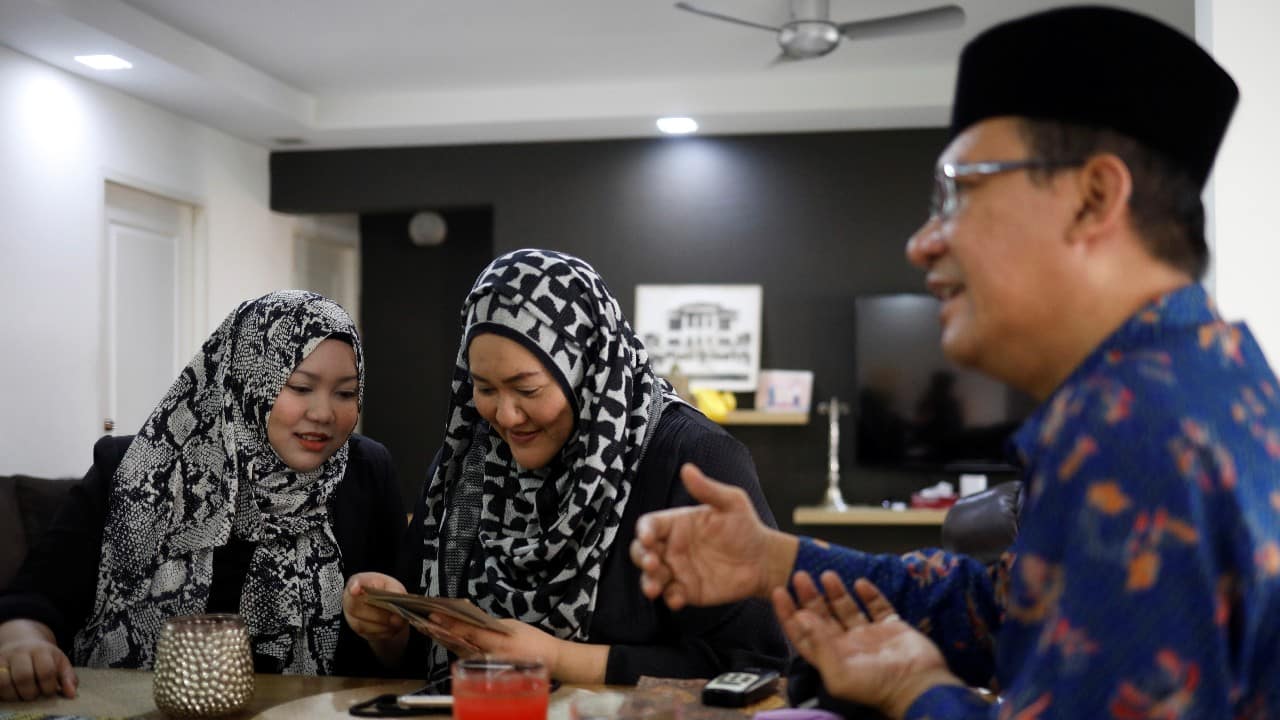 Meet Singapore's ordinary royals who work as cabbies, office workers ...