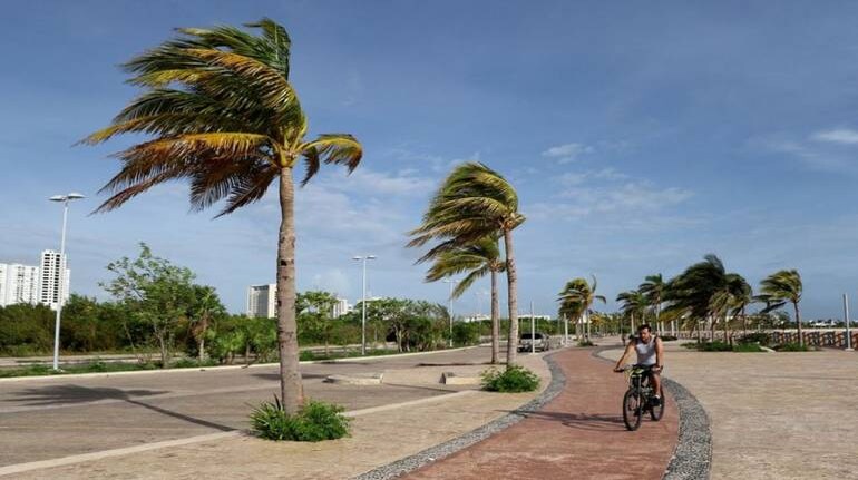 Zeta roars out of US Gulf of Mexico with damaging winds, storm surge ...