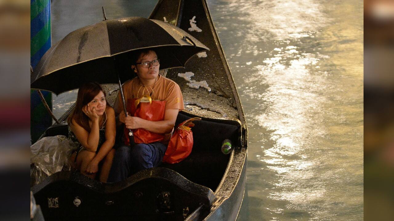 First floating cinema with Gondolas open in Philippines