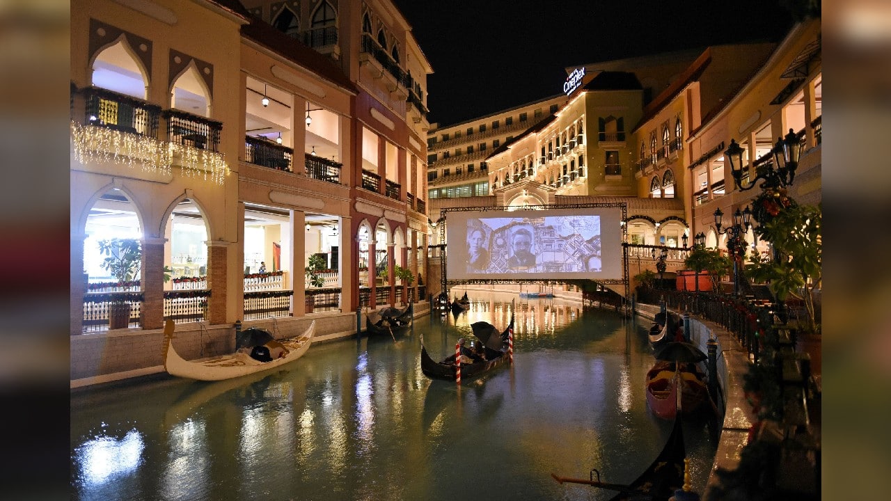 First floating cinema with Gondolas open in Philippines