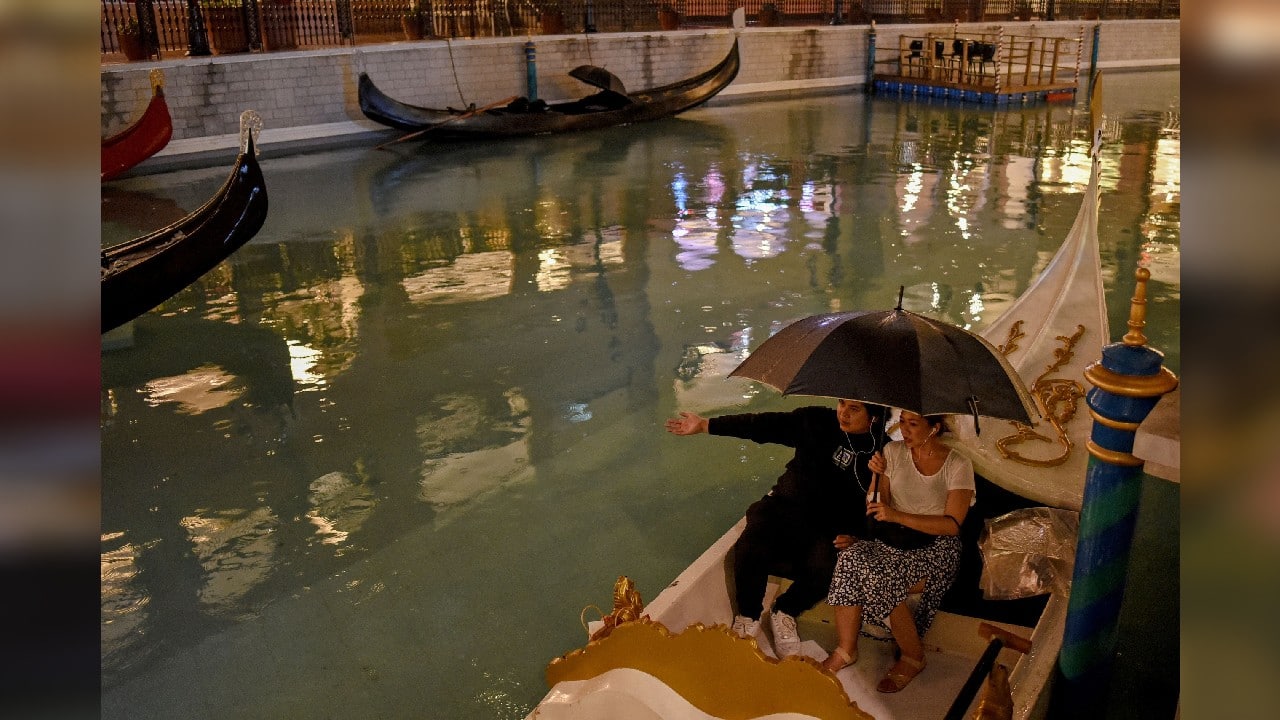 First floating cinema with Gondolas open in Philippines