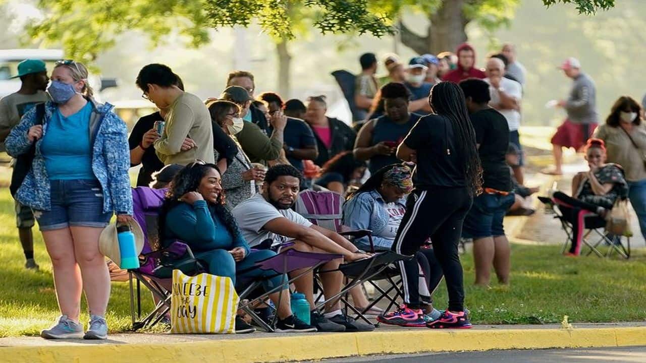 US jobless claims rise to 2,15,000 but remain low despite Iran war ...