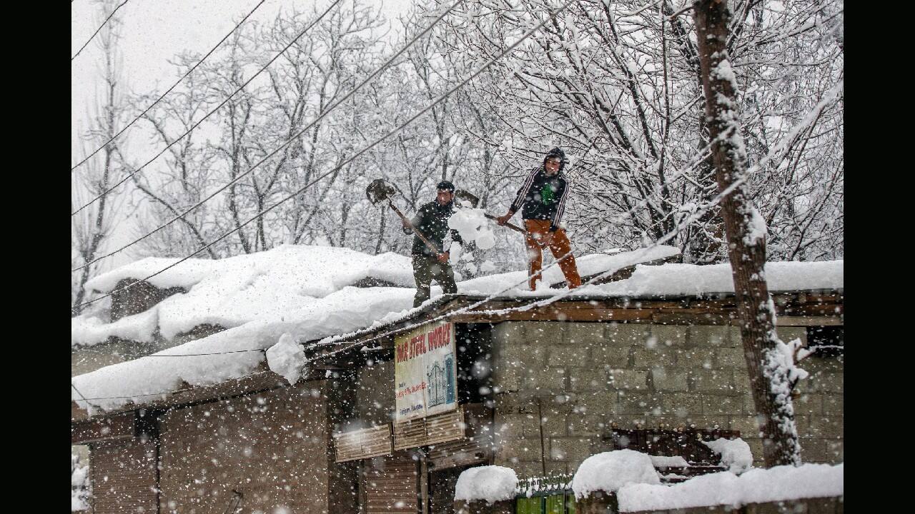 Here's how heavy snowfall affected travel in the Kashmir region