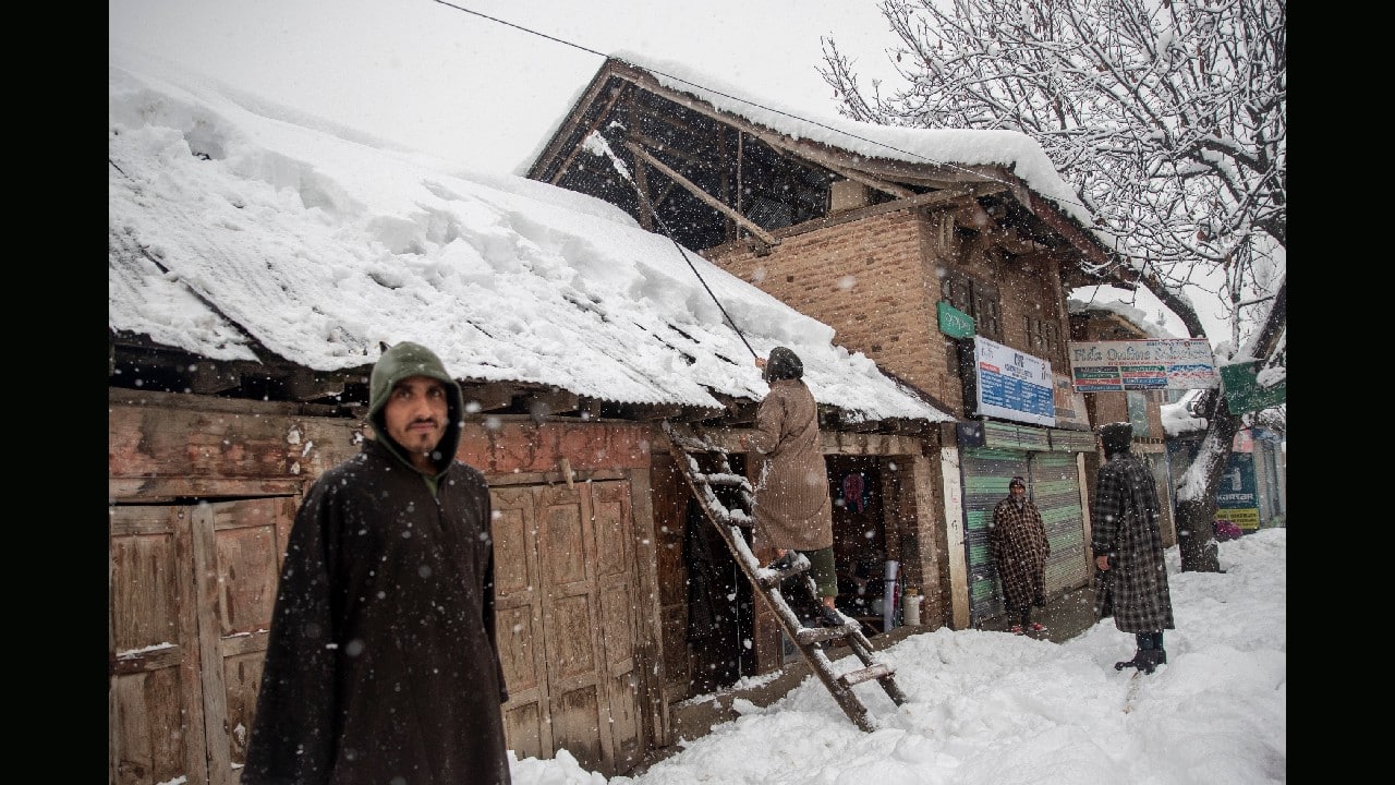 Here's how heavy snowfall affected travel in the Kashmir region