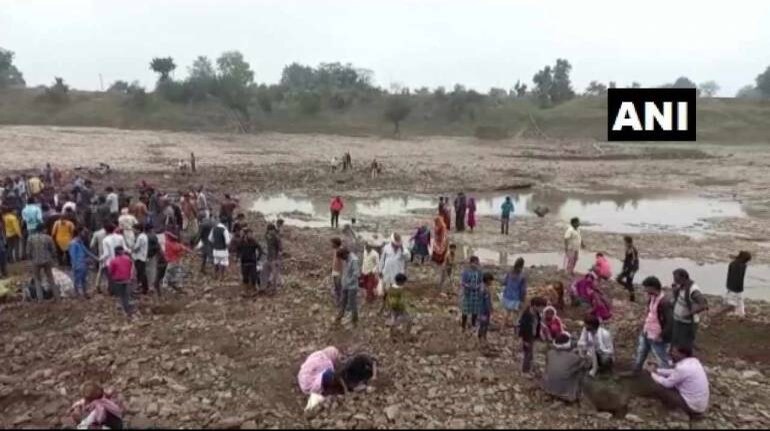 Hundreds start digging riverbed to find gold in Madhya Pradesh