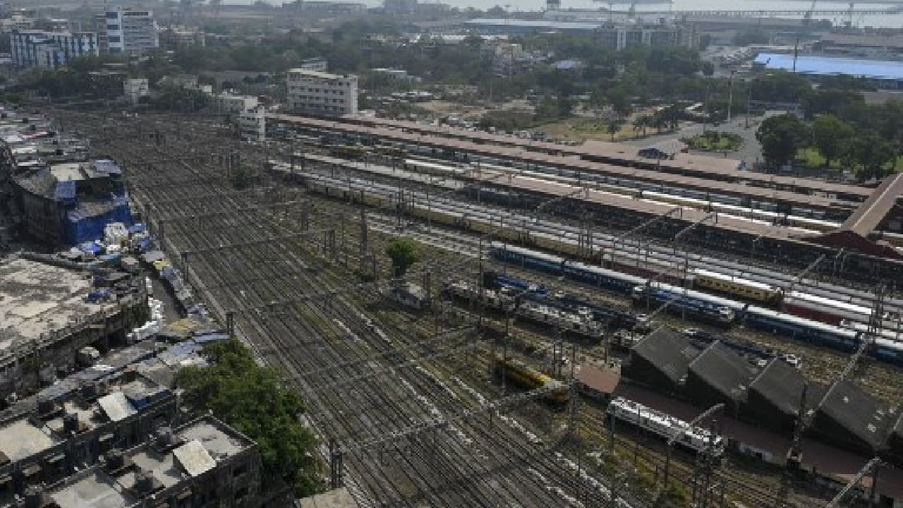 Mumbai street wears deserted look as weekend lockdown begins amid COVID ...