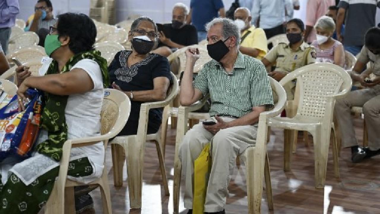 Mumbai street wears deserted look as weekend lockdown begins amid COVID ...