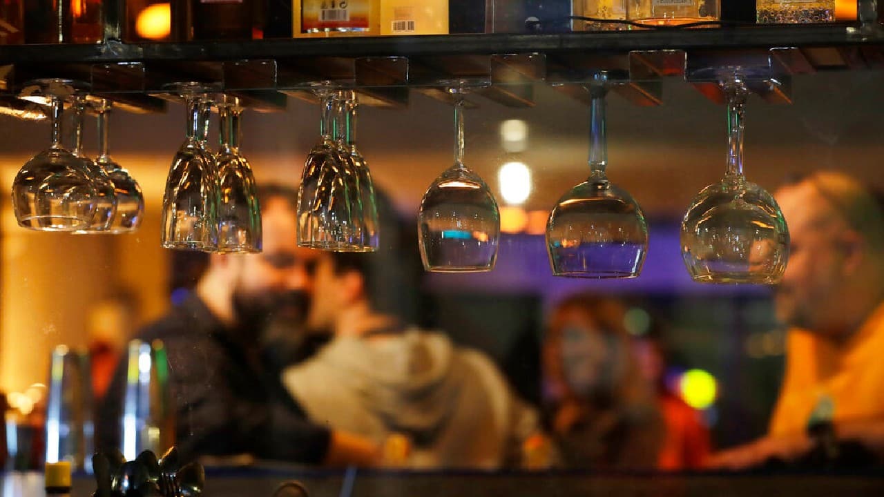 COVID-19 | Masks off, Poles cheer reopening of bars and restaurants