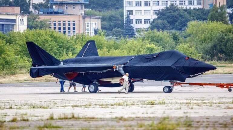 Russia unveils new fighter, Putin hails country's air power