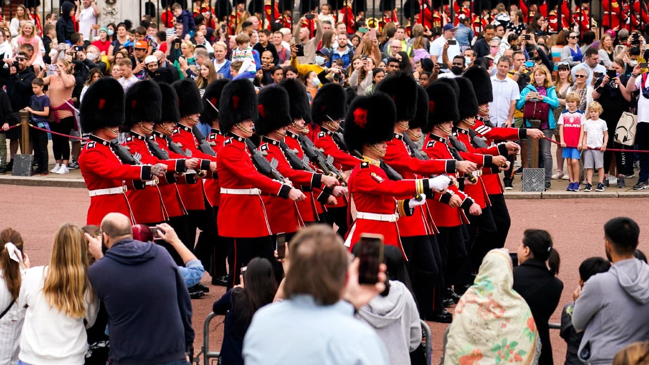 Popular Buckingham Palace guard ceremony returns after COVID hiatus ...