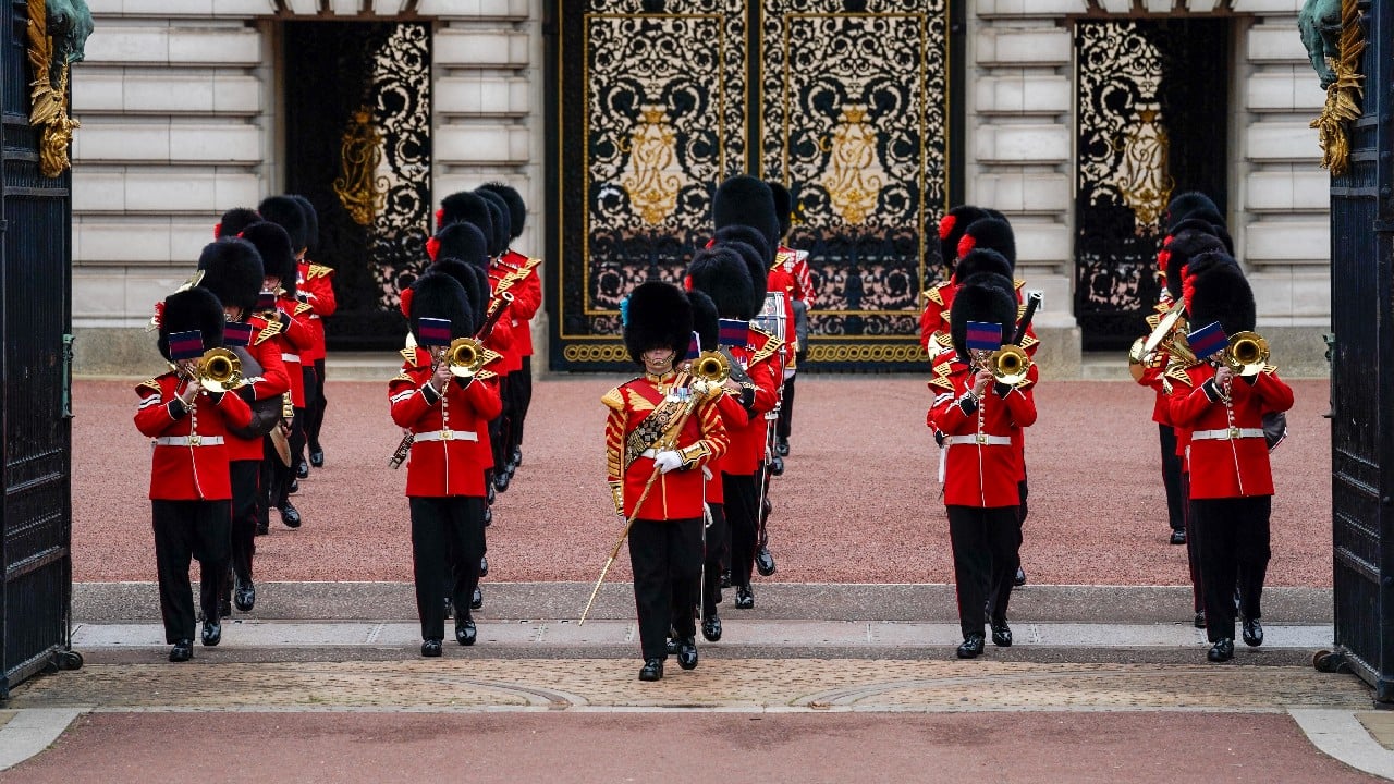 Popular Buckingham Palace guard ceremony returns after COVID hiatus ...