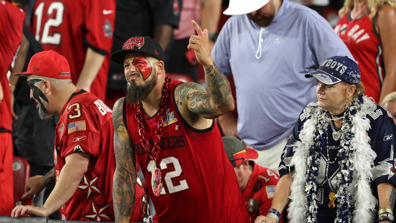 In Pics | Football fans fill stadiums as NFL season opens