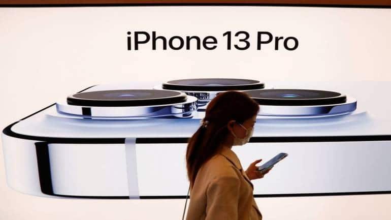 How Apple is gaining smartphone customers during a chip shortage