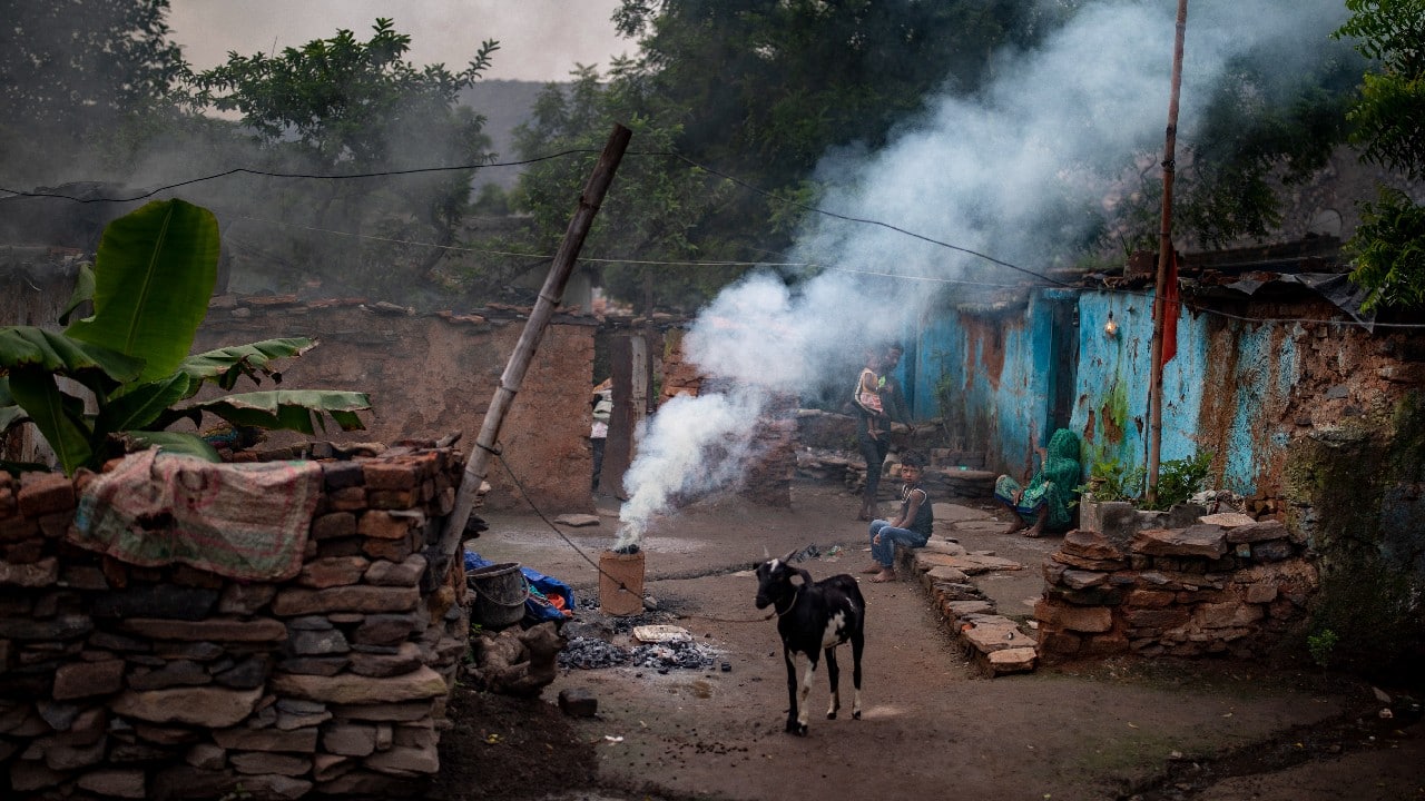 Smog chokes Delhi as air pollution levels soar | Moneycontrol News
