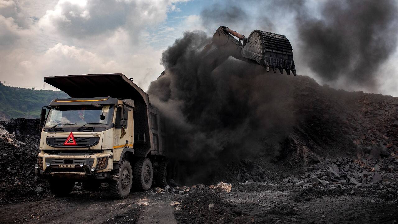 Smog chokes Delhi as air pollution levels soar | Moneycontrol News