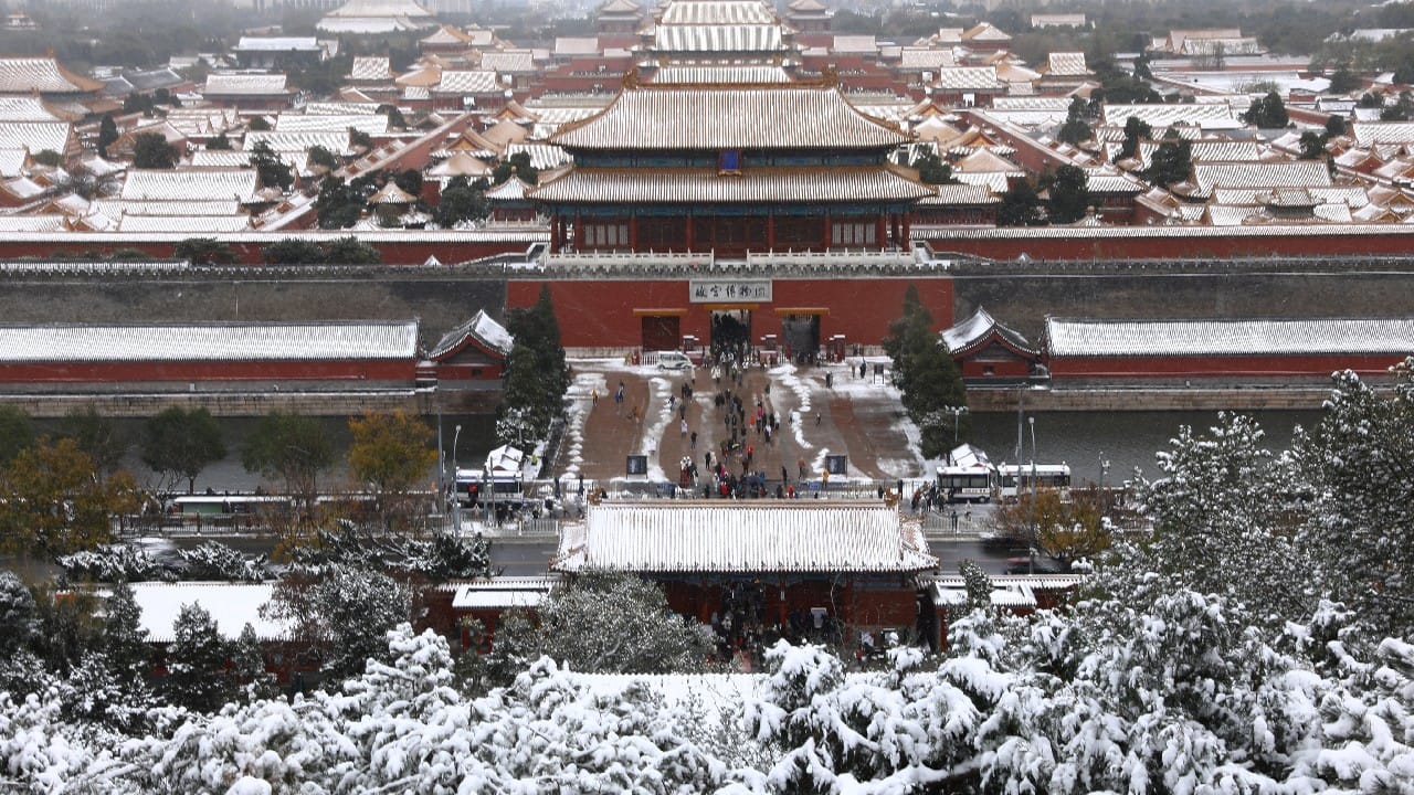 Winter is here, early snowstorm blankets China’s capital