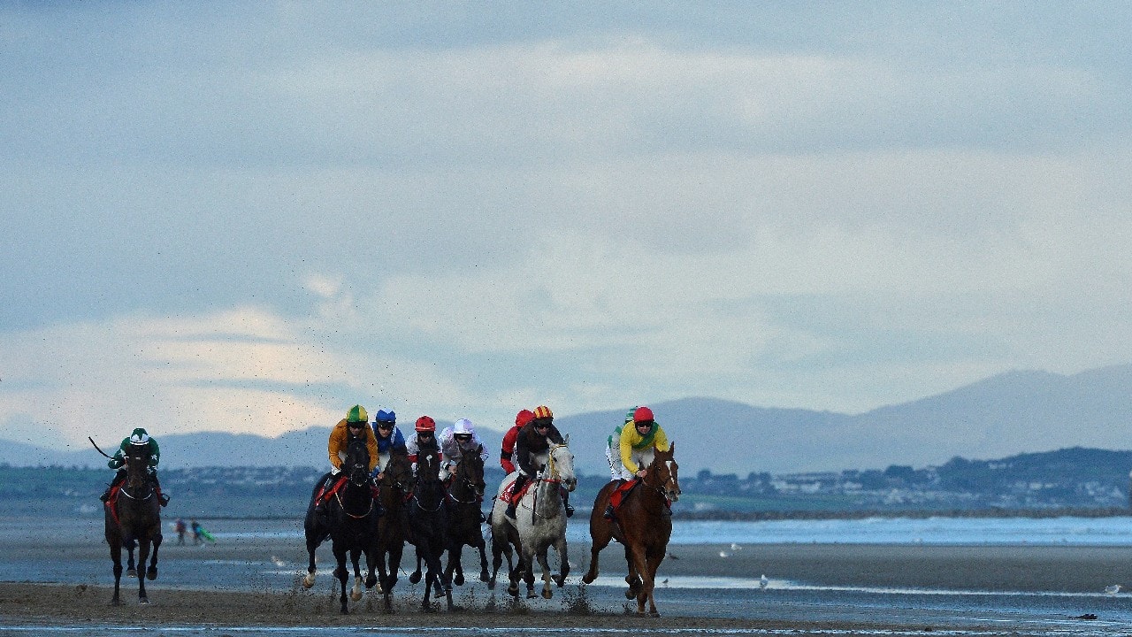 Annual horse racing returns to Irish beach post coronavirus outbreak