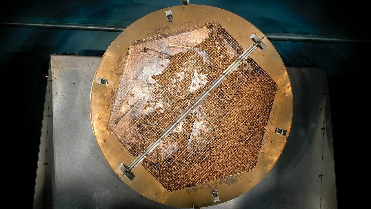 Roasting coffee with the rays of the sun