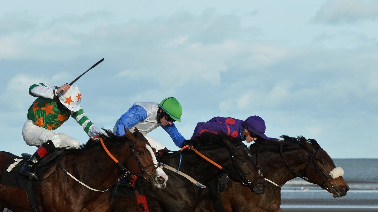 Annual horse racing returns to Irish beach post coronavirus outbreak