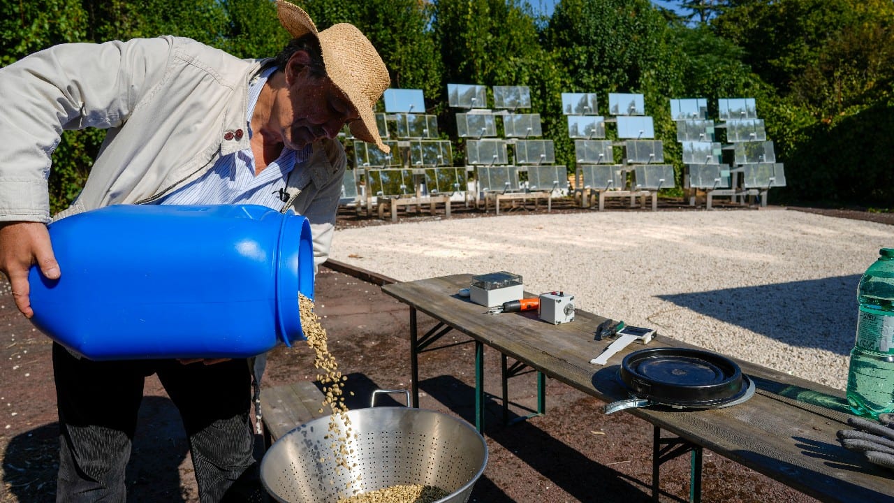 Roasting coffee with the rays of the sun