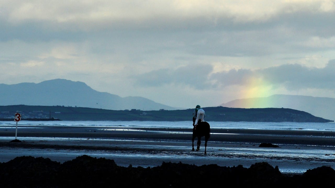Annual horse racing returns to Irish beach post coronavirus outbreak