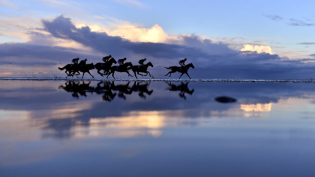Annual horse racing returns to Irish beach post coronavirus outbreak
