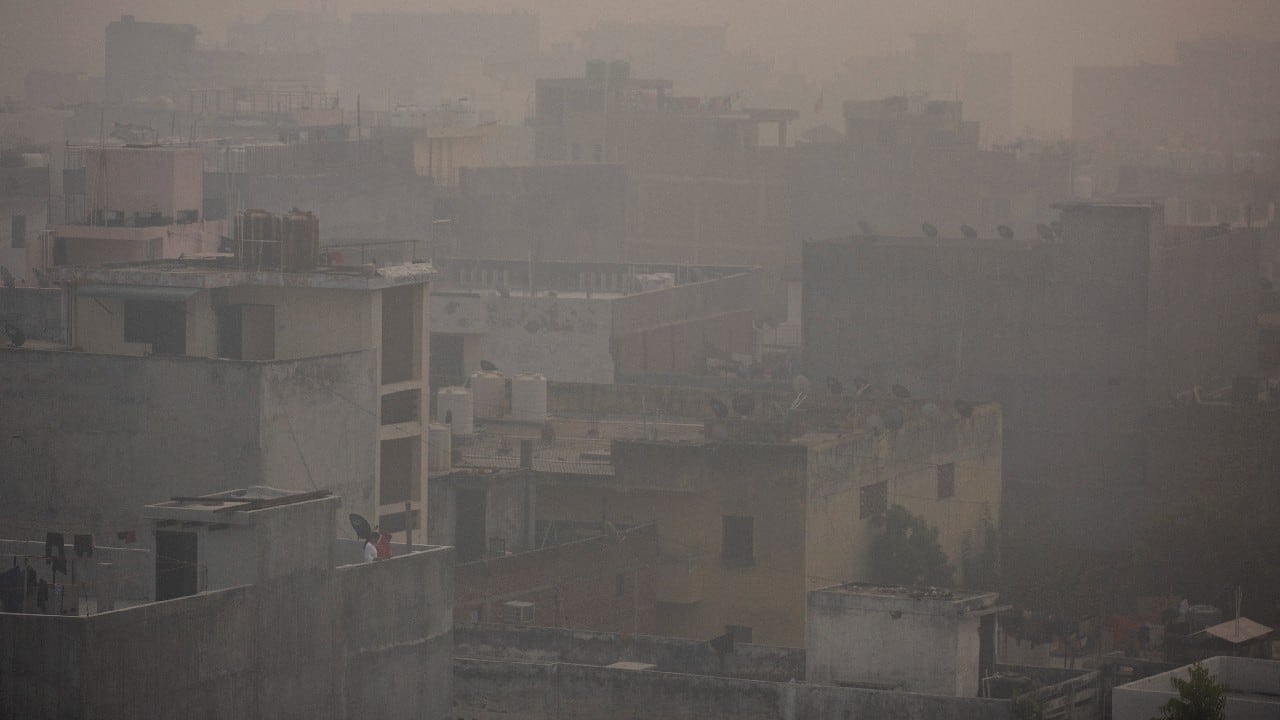Smog chokes Delhi as air pollution levels soar | Moneycontrol News