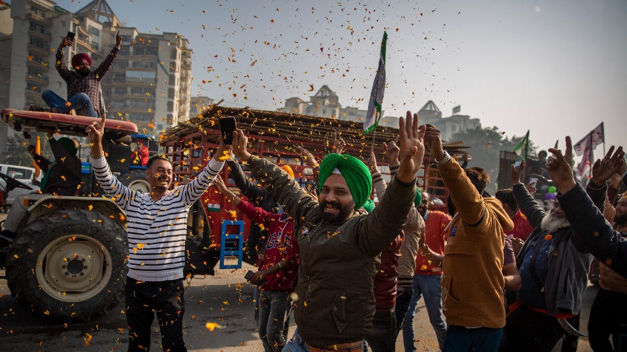 In pics | Farmers celebrate, return home after year-long protests ...